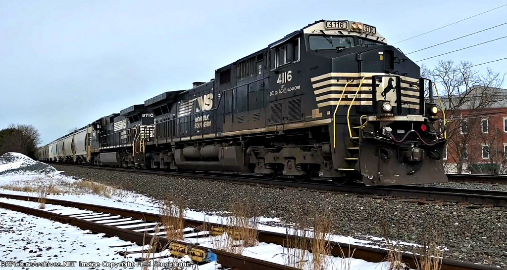 NS 4116 leads a mixer eastbound.